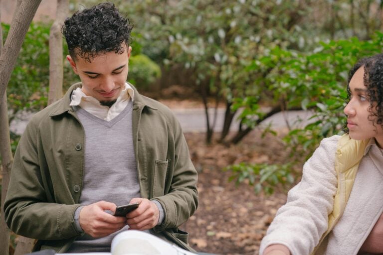 Here's How You Can Find Out Who Your Boyfriend Is Texting | Nuwber Blog